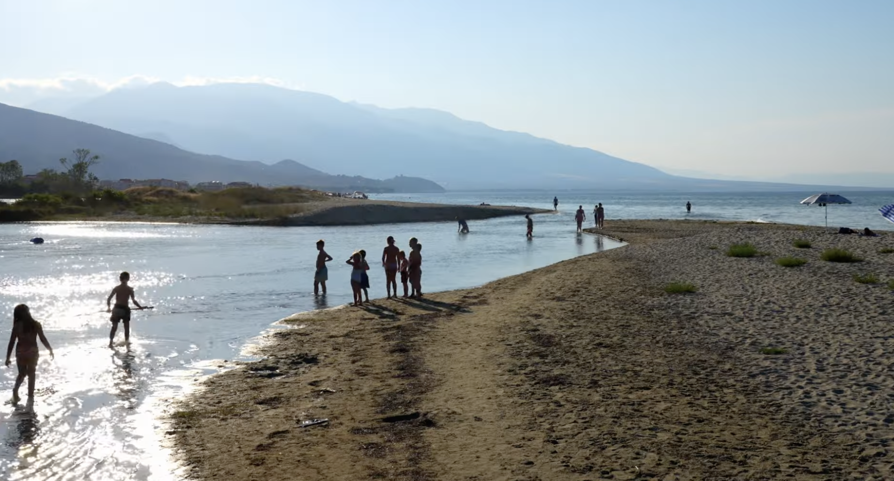 Αυτή η παραλία της Λάρισας θυμίζει Κυκλαδίτικο νησί - Τα πεντακάθαρα ...