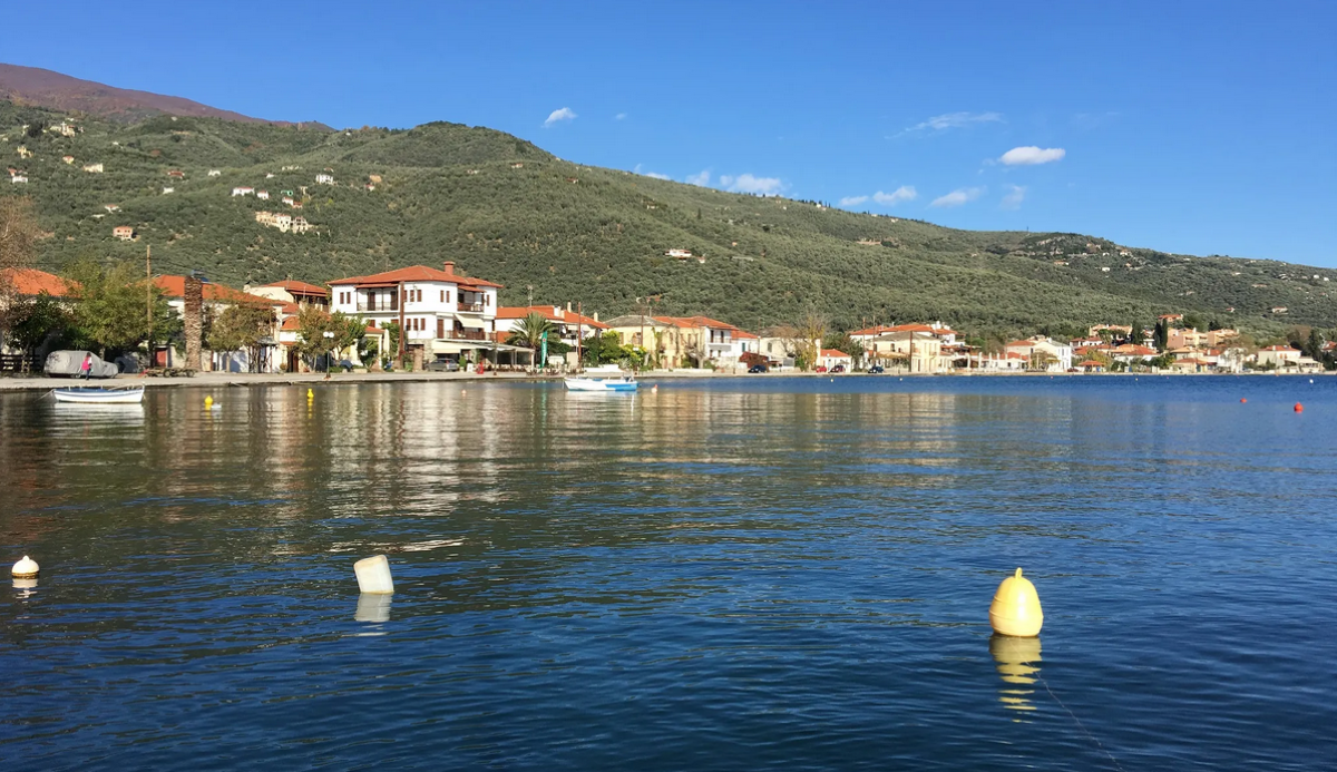 Το ήσυχο χωριό του Πηλίου που συνδυάζει τους ελαιώνες με τα νερά του ...