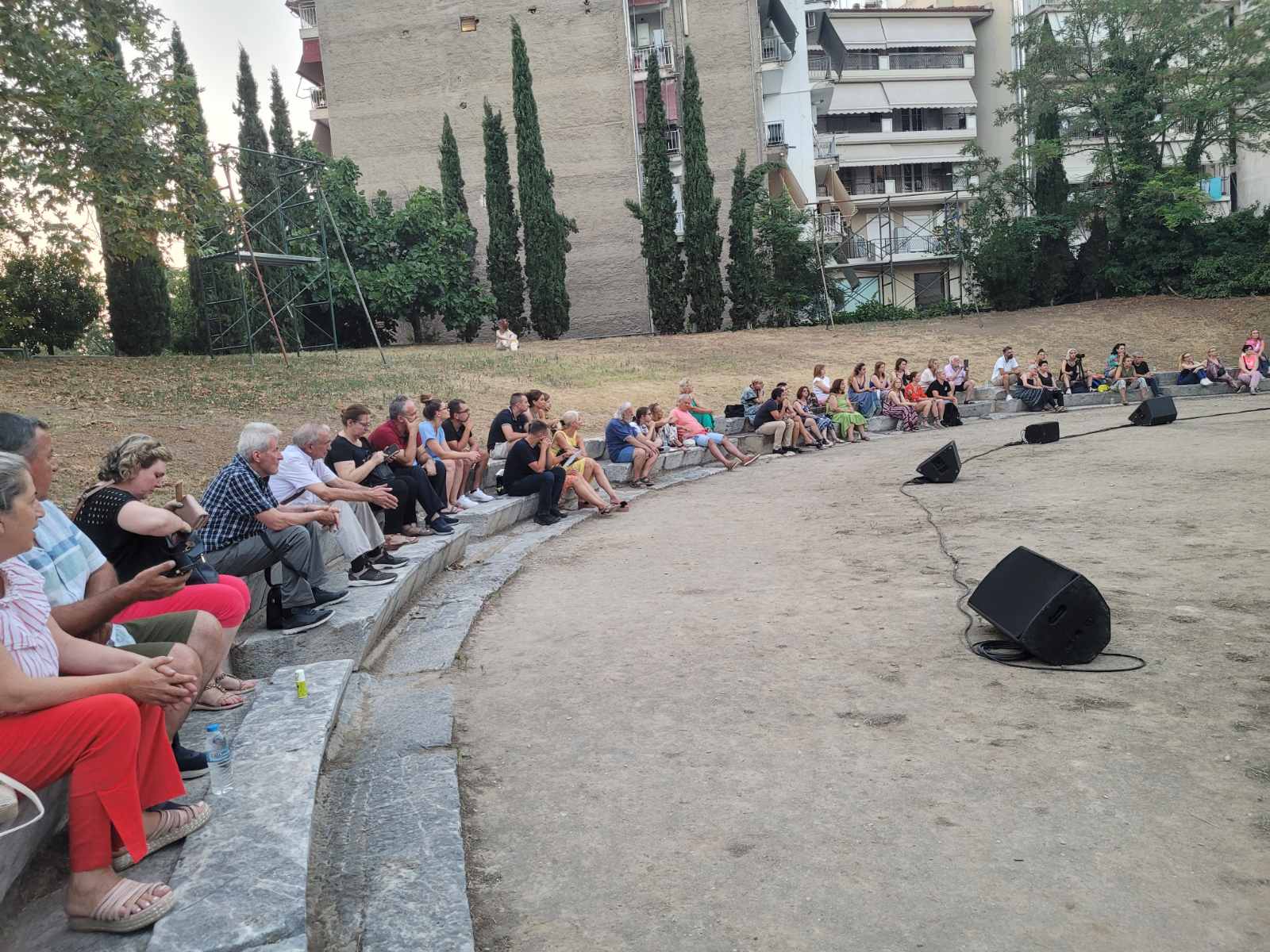 «Σήκωσε» αυλαία η θεατρική παράσταση «Νέα Ζωή» στο Β΄ Αρχαίο Θέατρο ...