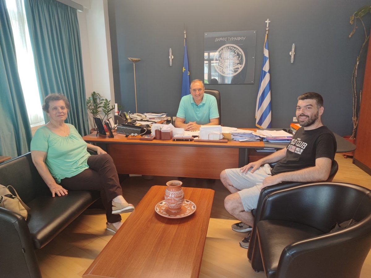 Ο νυν δήμαρχος Τυρνάβου συναντήθηκε με την πρώην δήμαρχο Αμπελώνα ...