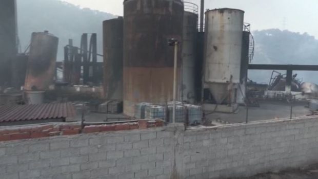 Φωτιά στα Μέγαρα: Καταστράφηκε ολοσχερώς εργοστάσιο με διαλύτες στην ...