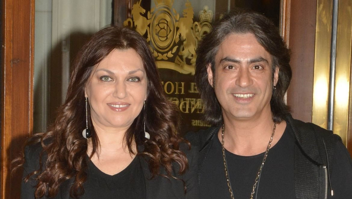 Η Καίτη Γαρμπή φωτογραφίζει τον Διονύση Σχοινά στις καλοκαιρινές τους ...