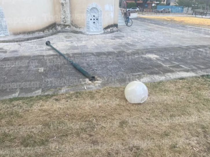 Βόλος: Έπεσε κολόνα φωτισμού στην πλατεία Αγίου Τρύφωνα – ONLARISSA.GR ...