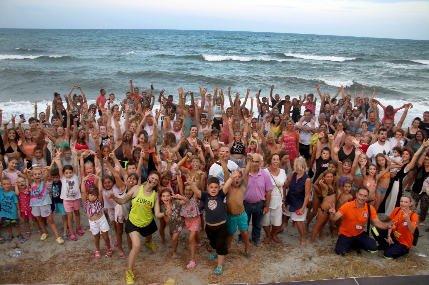 Το Zumba Colour Party "ξεσήκωσε" μικρούς και μεγάλους στα Μεσάγγαλα ...