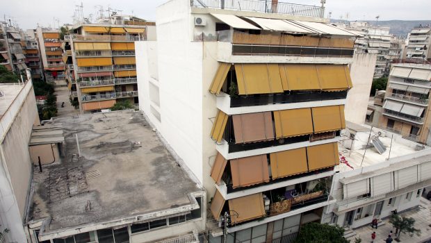 Τραγωδία στη Λάρισα: Γυναίκα έπεσε από το μπαλκόνι και σκοτώθηκε ...