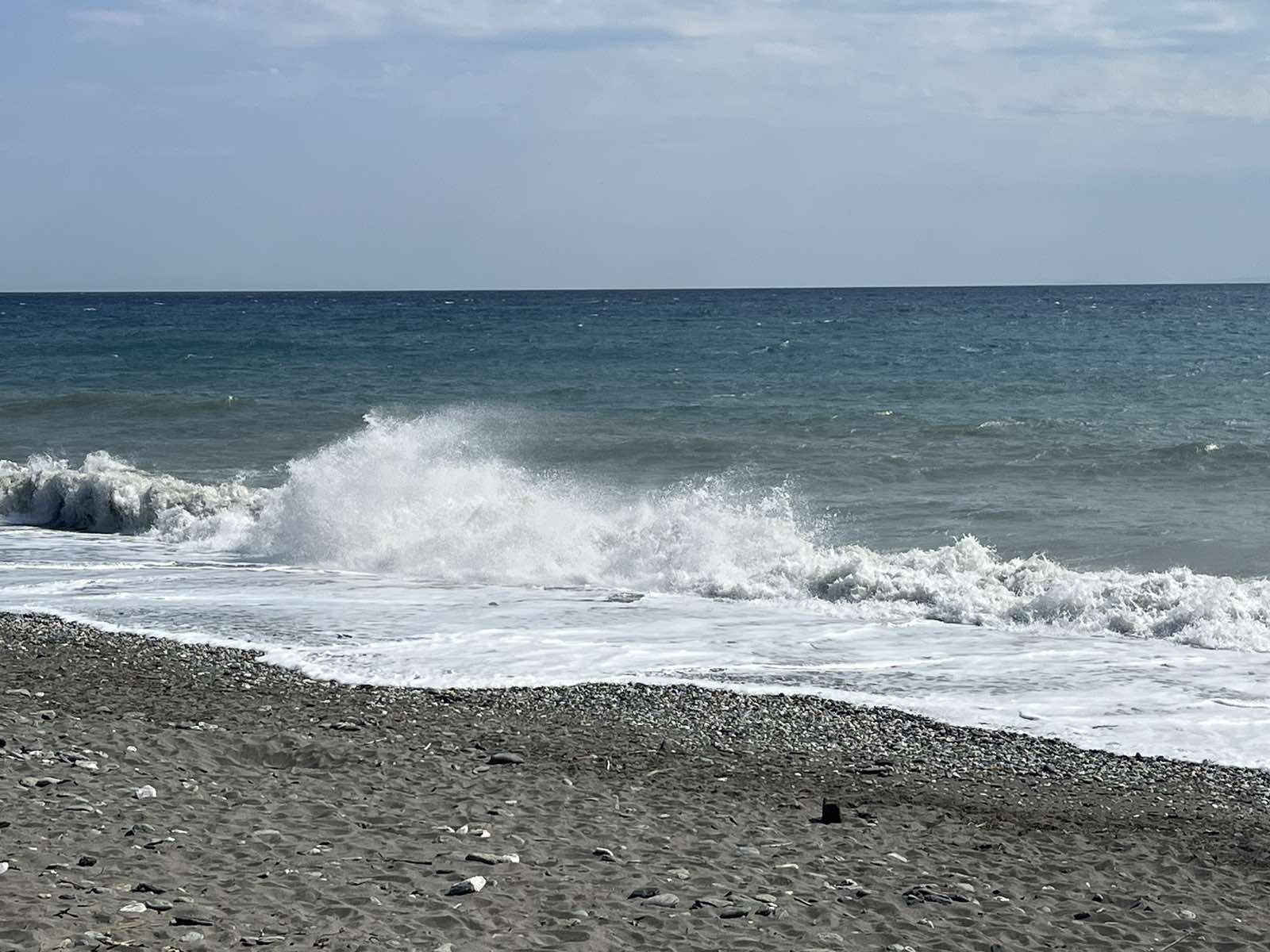 Εικόνες Χαβάης στις παραλίες της Λάρισας από το μανιασμένο άνεμο και τα ...