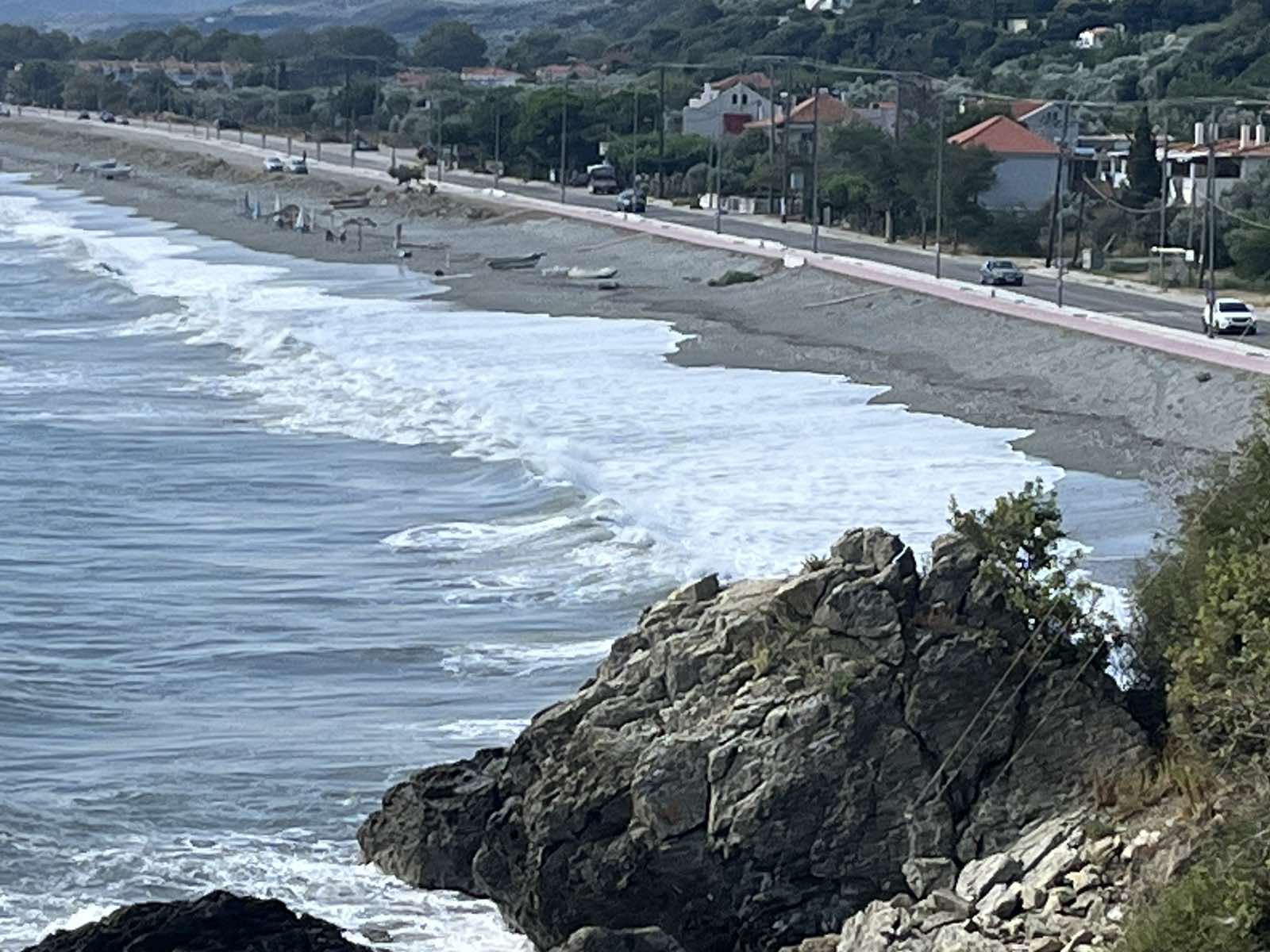 Εικόνες Χαβάης στις παραλίες της Λάρισας από το μανιασμένο άνεμο και τα ...