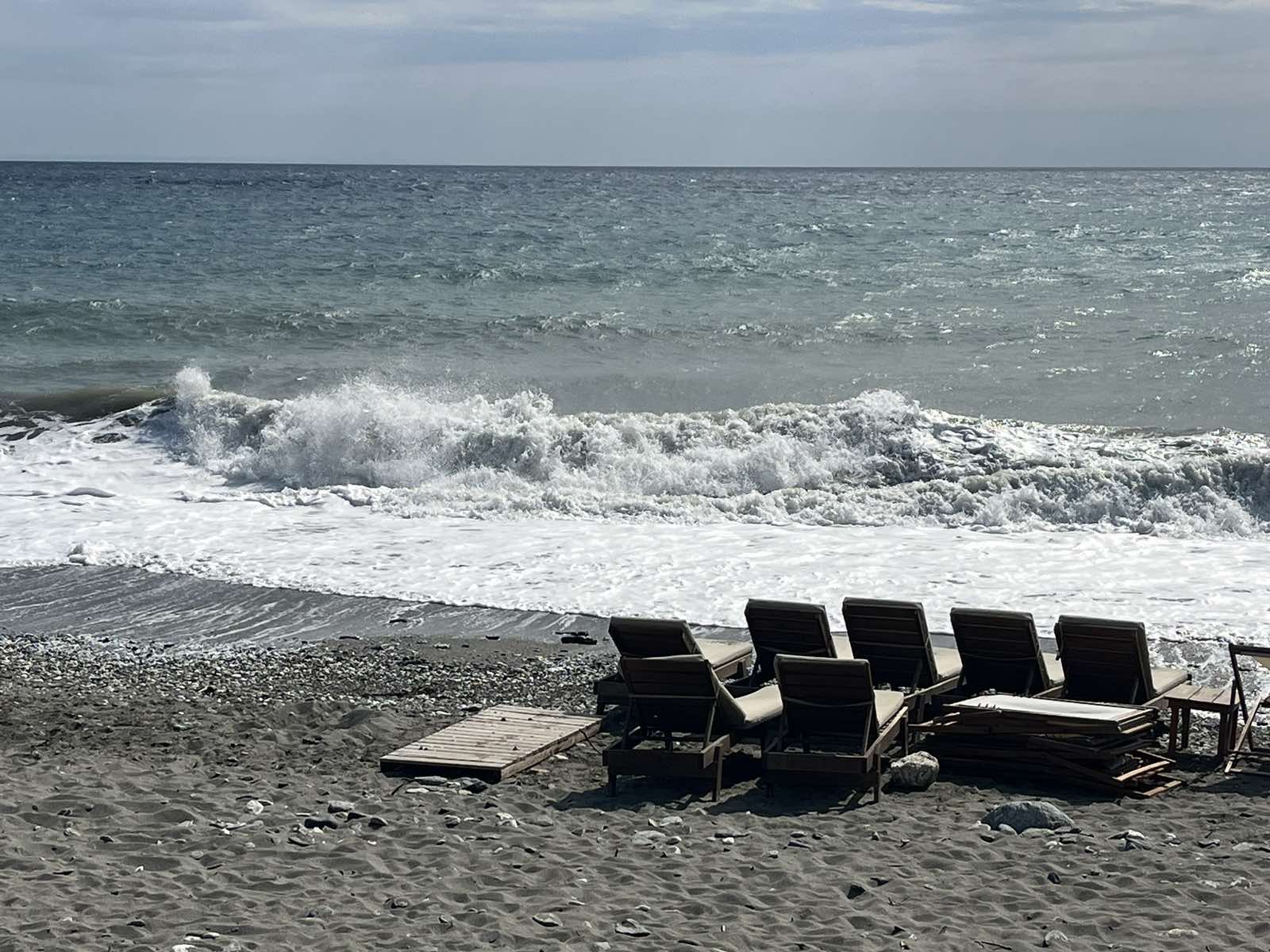 Εικόνες Χαβάης στις παραλίες της Λάρισας από το μανιασμένο άνεμο και τα ...