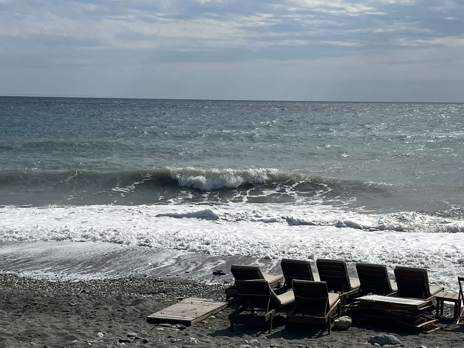 Εικόνες Χαβάης στις παραλίες της Λάρισας από το μανιασμένο άνεμο και τα ...
