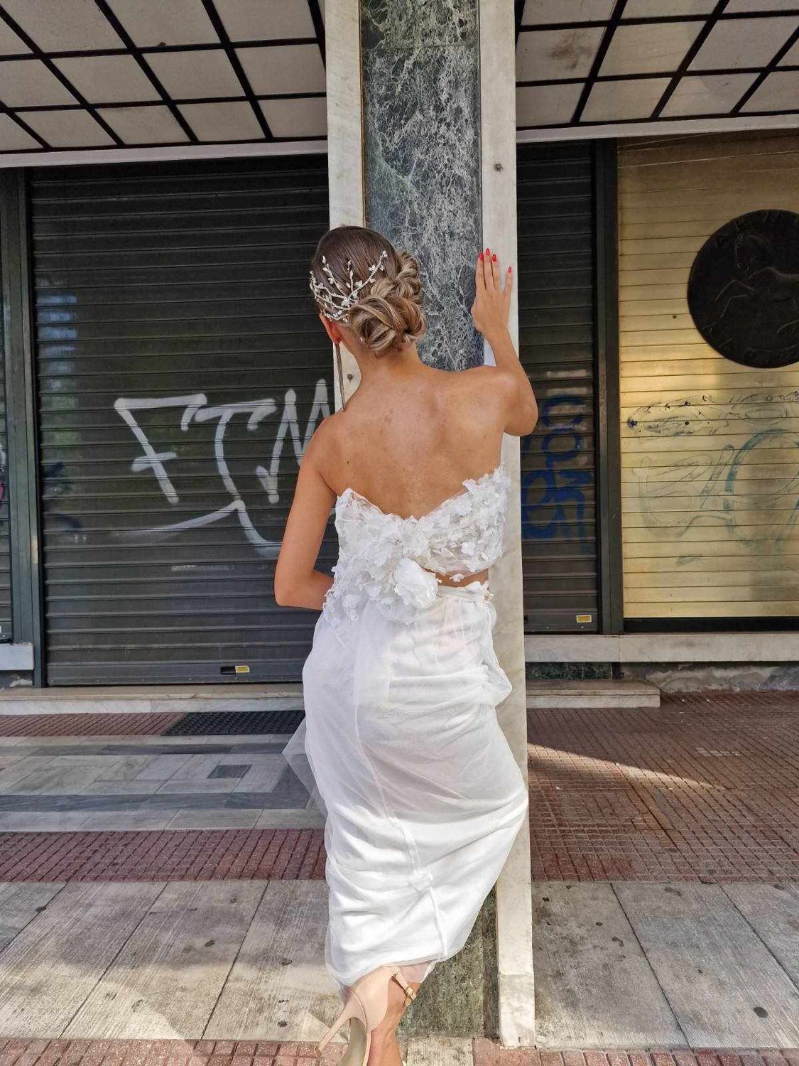 Μοναχική νύφη φωτογραφιζόταν μπροστά στο δημαρχείο της Λάρισας - Τι ...