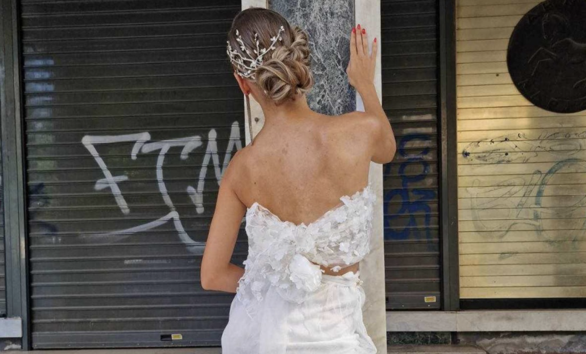 Μοναχική νύφη φωτογραφιζόταν μπροστά στο δημαρχείο της Λάρισας - Τι ...