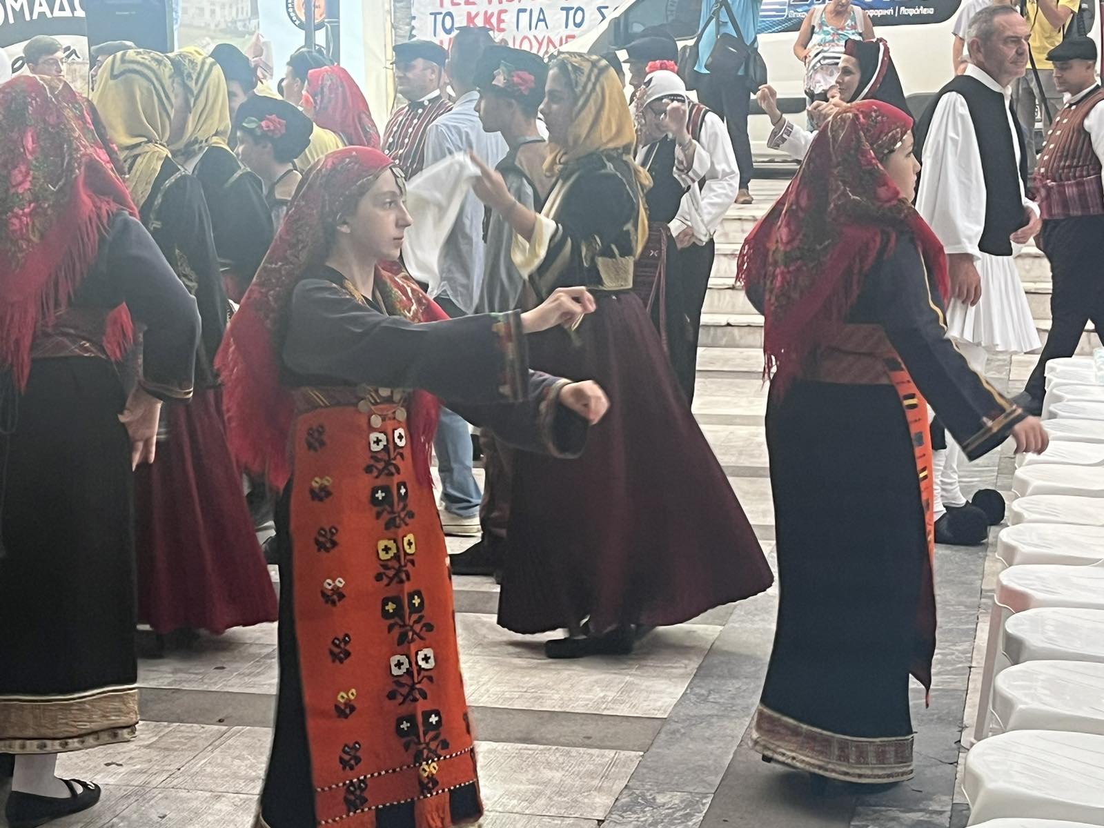 Δείτε βίντεο και φωτογραφίες: Εκατοντάδες χορευτές με παραδοσιακές ...