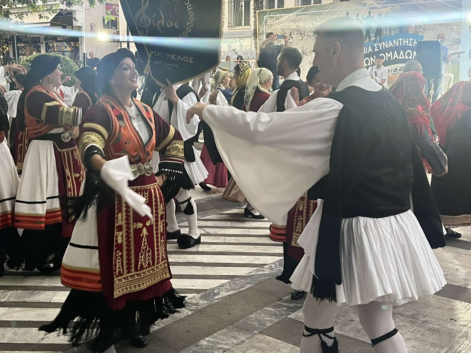 Δείτε βίντεο και φωτογραφίες: Εκατοντάδες χορευτές με παραδοσιακές ...