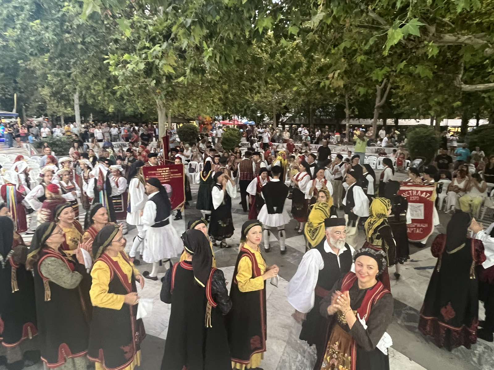 Δείτε βίντεο και φωτογραφίες: Εκατοντάδες χορευτές με παραδοσιακές ...