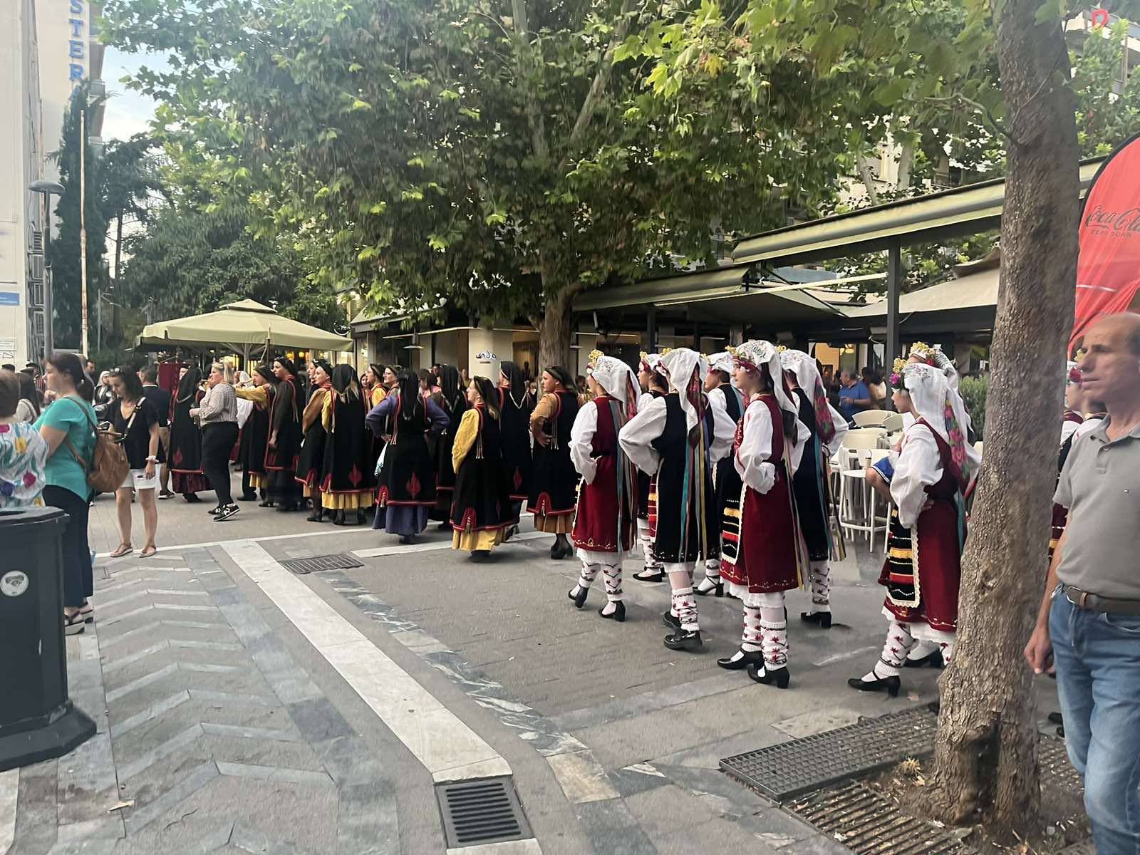Δείτε βίντεο και φωτογραφίες: Εκατοντάδες χορευτές με παραδοσιακές ...