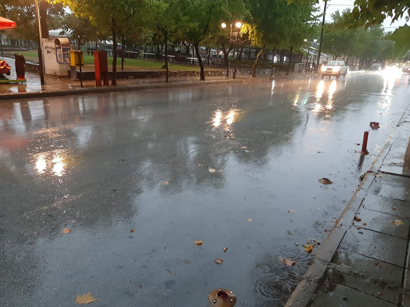 Άνοιξαν οι ουρανοί στη Λάρισα – Non stop με ένταση βροχή, κεραυνοί και ...