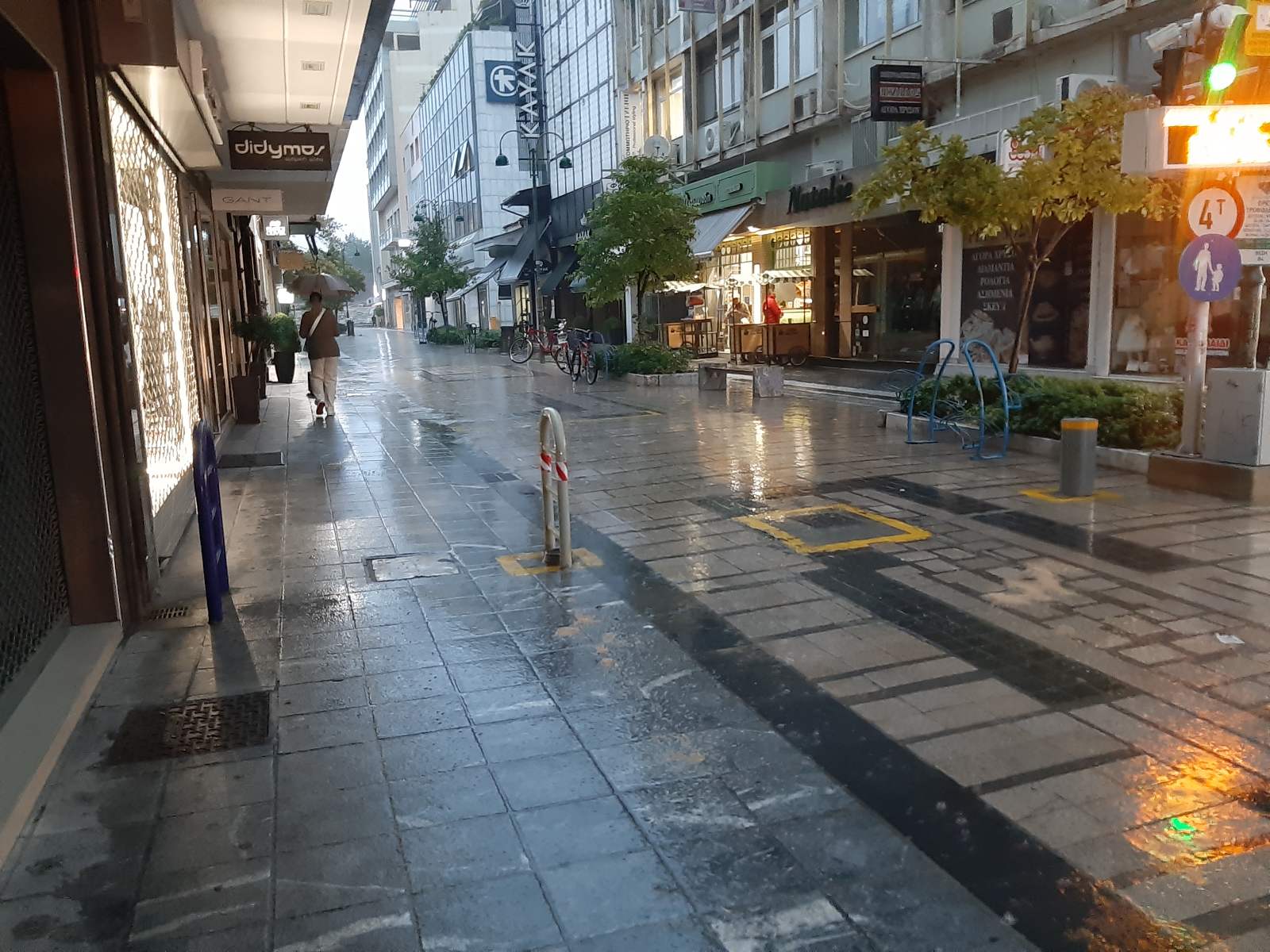 Άνοιξαν οι ουρανοί στη Λάρισα – Non stop με ένταση βροχή, κεραυνοί και ...