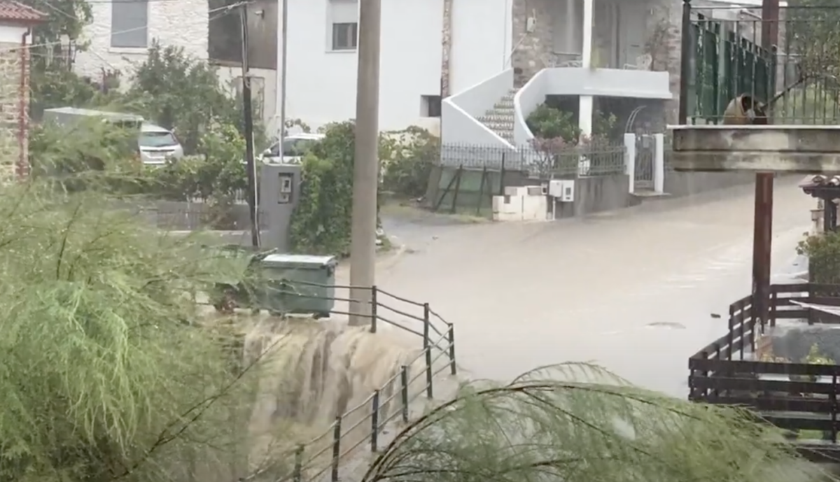 Απίστευτο: Χείμαρροι οι δρόμοι μέσα στην Αγιά Λάρισας – Δείτε βίντεο ...