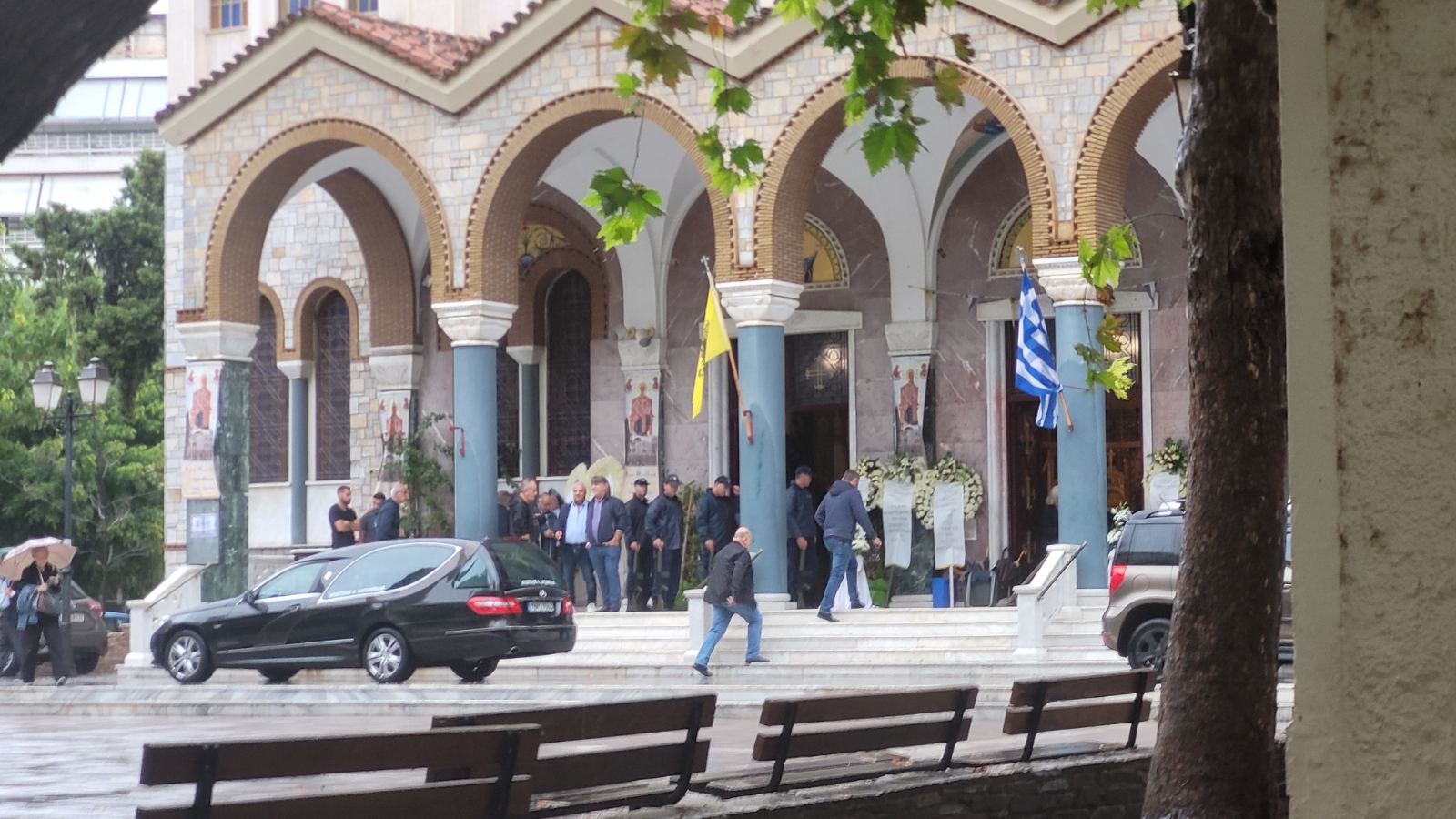 «Κλαίει» και ο ουρανός στη Λάρισα: Βουβός πόνος και απέραντη θλίψη στην ...