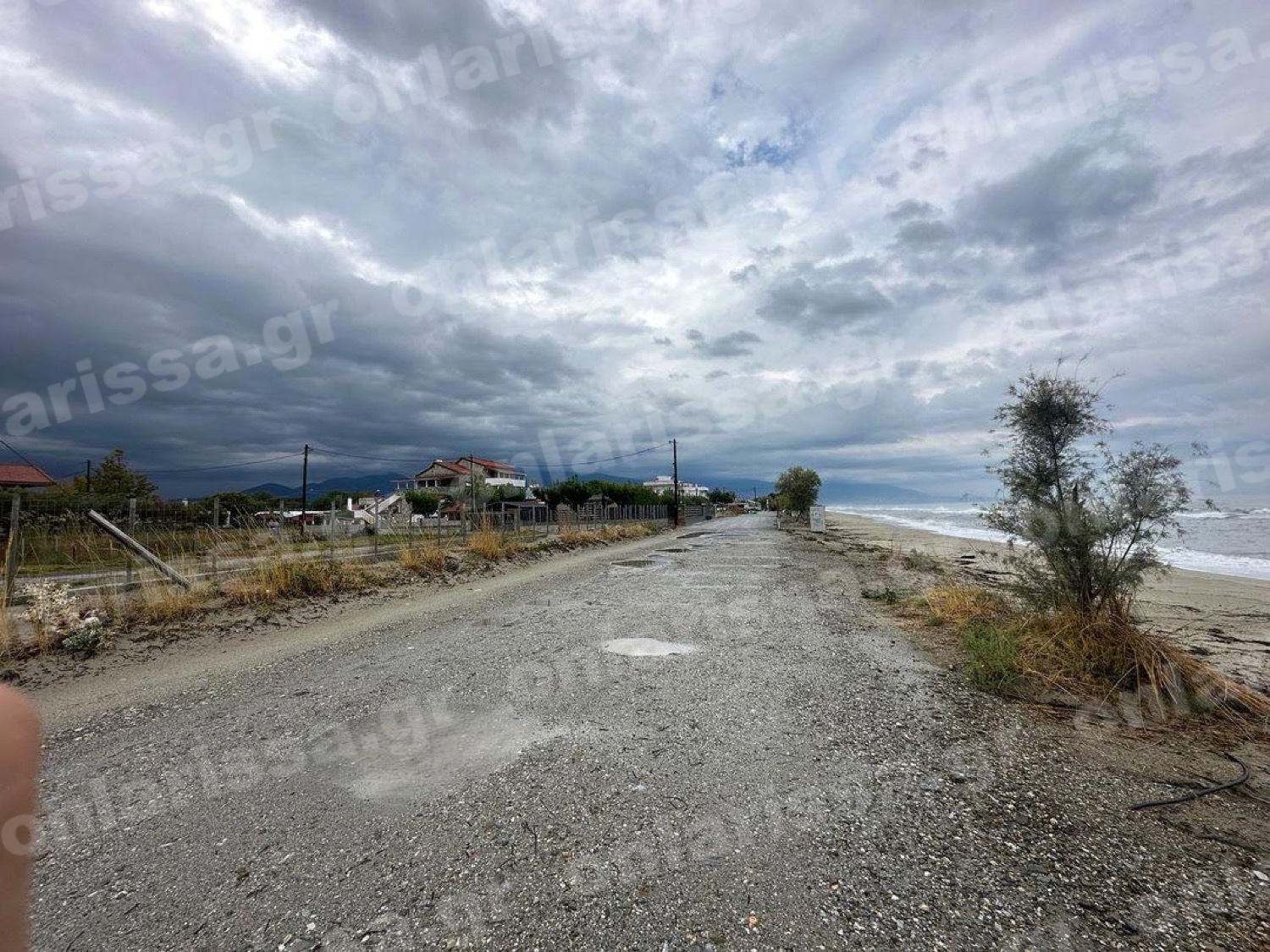 Η κακοκαιρία σάρωσε και τα παράλια του Δήμου Τεμπών - Δείτε βίντεο και ...