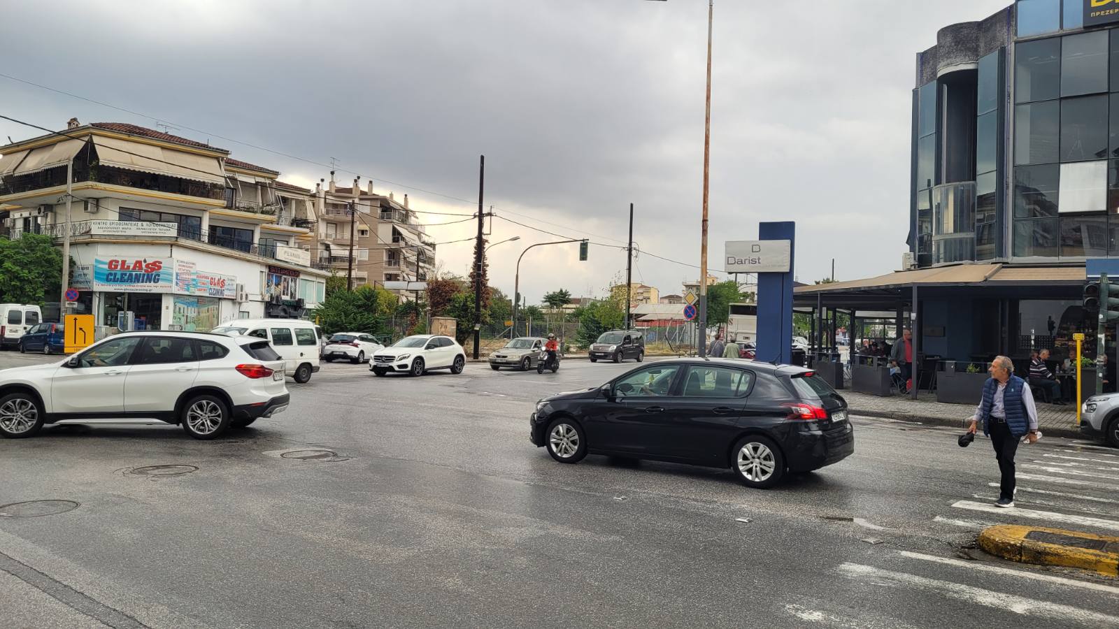 Λάρισα: Εκτός λειτουργίας τα φανάρια στη διασταύρωση Ηρώων Πολυτεχνείου ...