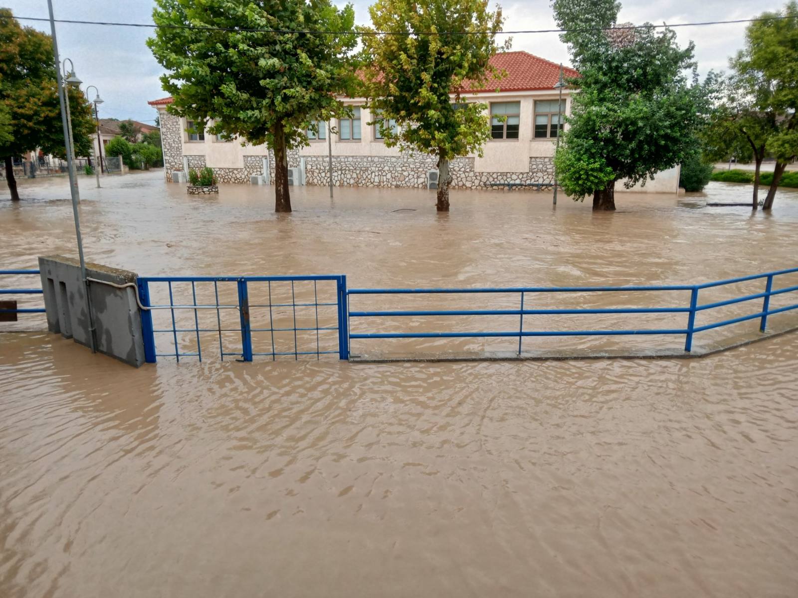 Λάρισα: Απίστευτες εικόνες της πλημμυρισμένης Χάλκης (φωτο - βίντεο ...