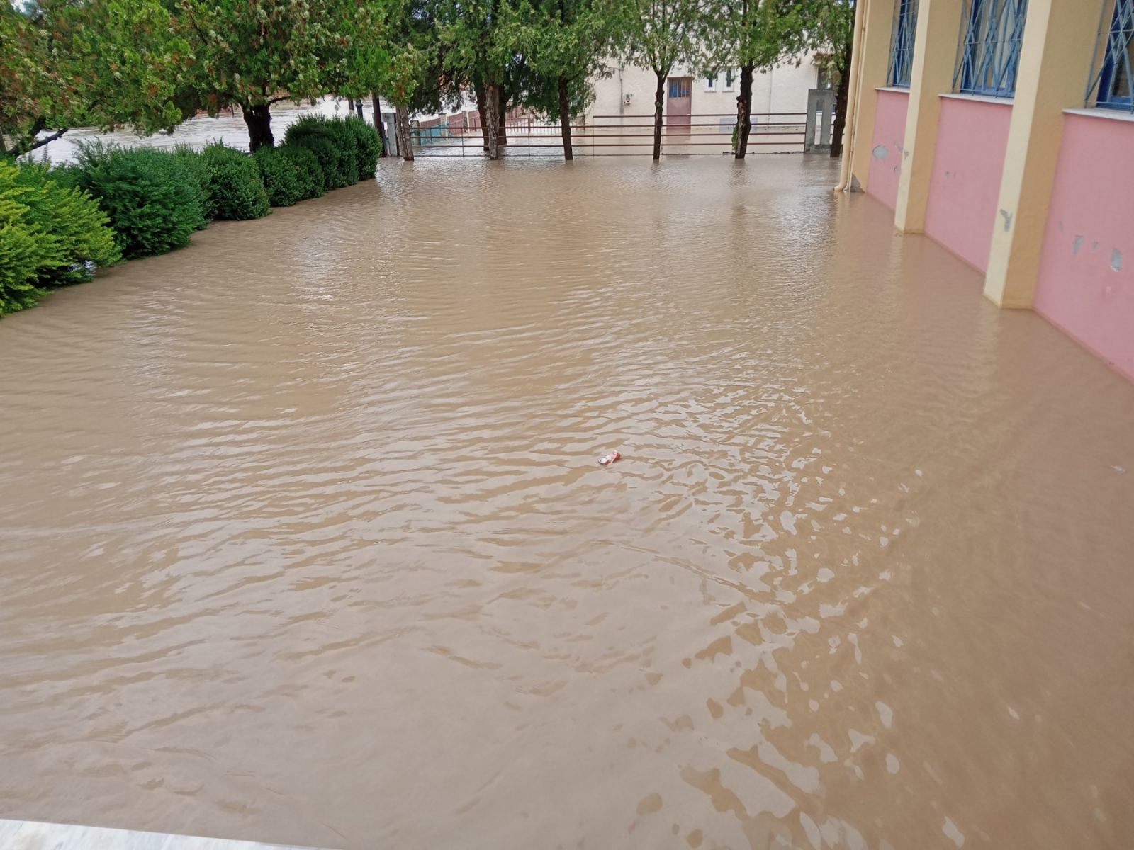 Λάρισα: Απίστευτες εικόνες της πλημμυρισμένης Χάλκης (φωτο - βίντεο ...