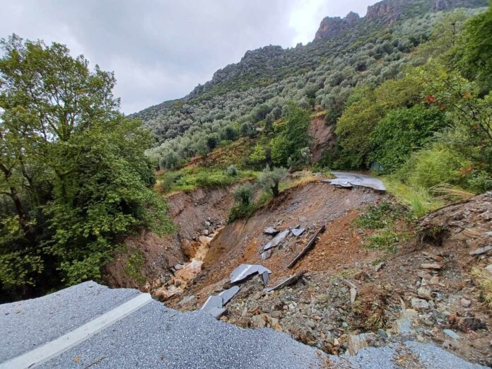 Μαγνησία: Έπεσε ο δρόμος και στη Δράκεια – Δείτε εικόνες από την ...