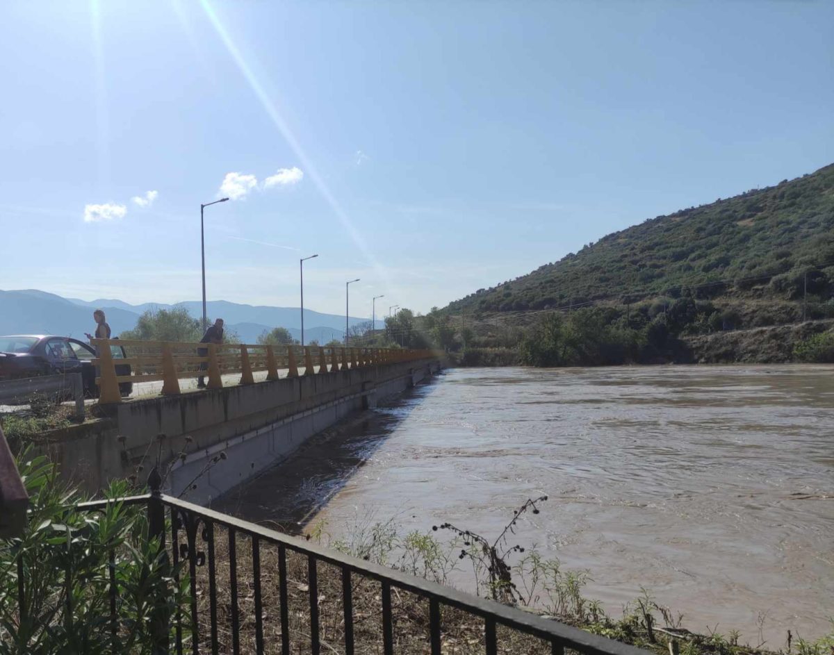 Διακόπηκε η κυκλοφορία των οχημάτων από τη γέφυρα Παραποτάμου στον Δήμο ...