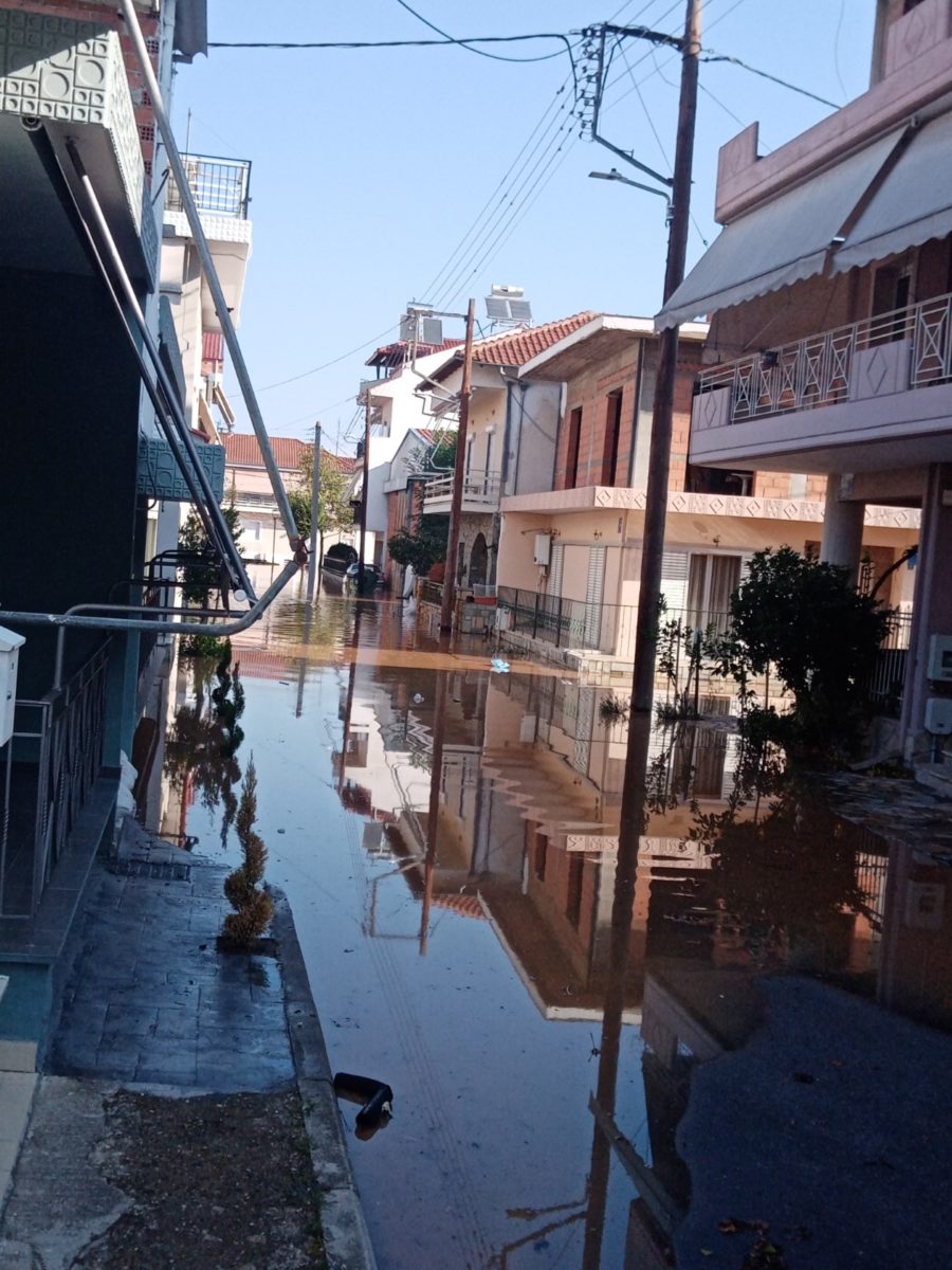 Λάρισα: Πλημμυρισμένοι δρόμοι στη Νέα Σμύρνη - Εγκλωβισμένοι και ...
