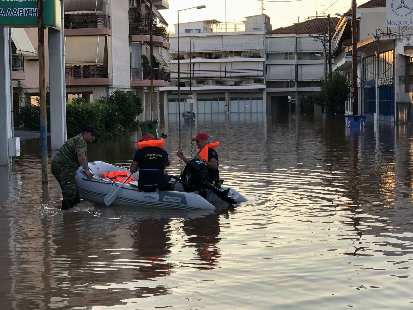 Στο έλεος του Πηνειού η Λάρισα: Τεράστιοι όγκοι νερού «πνίγουν ...