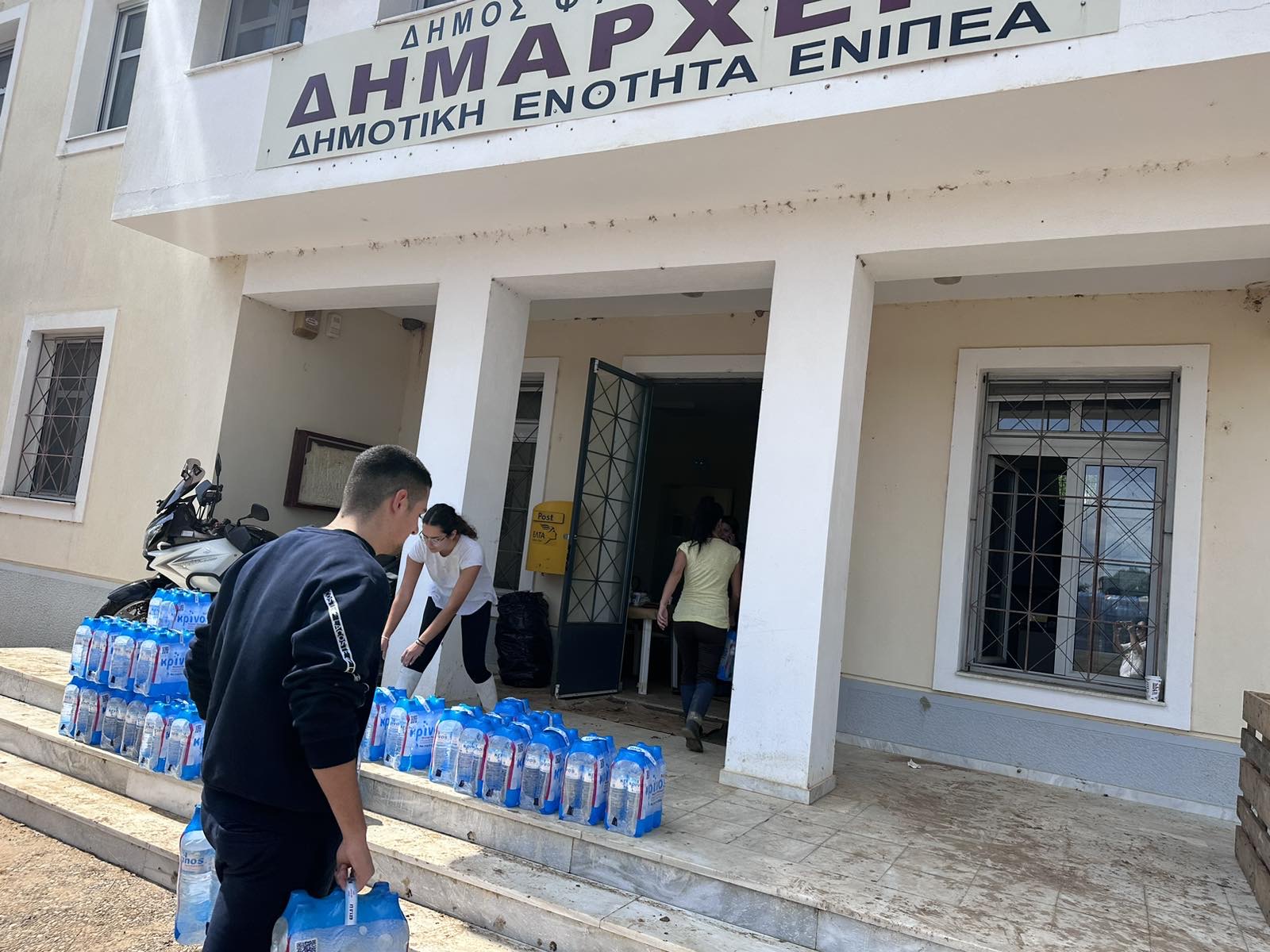 Περιφέρεια Θεσσαλίας: Συνεχίζεται η διανομή βοήθειας - Συγκεντρώνονται ...