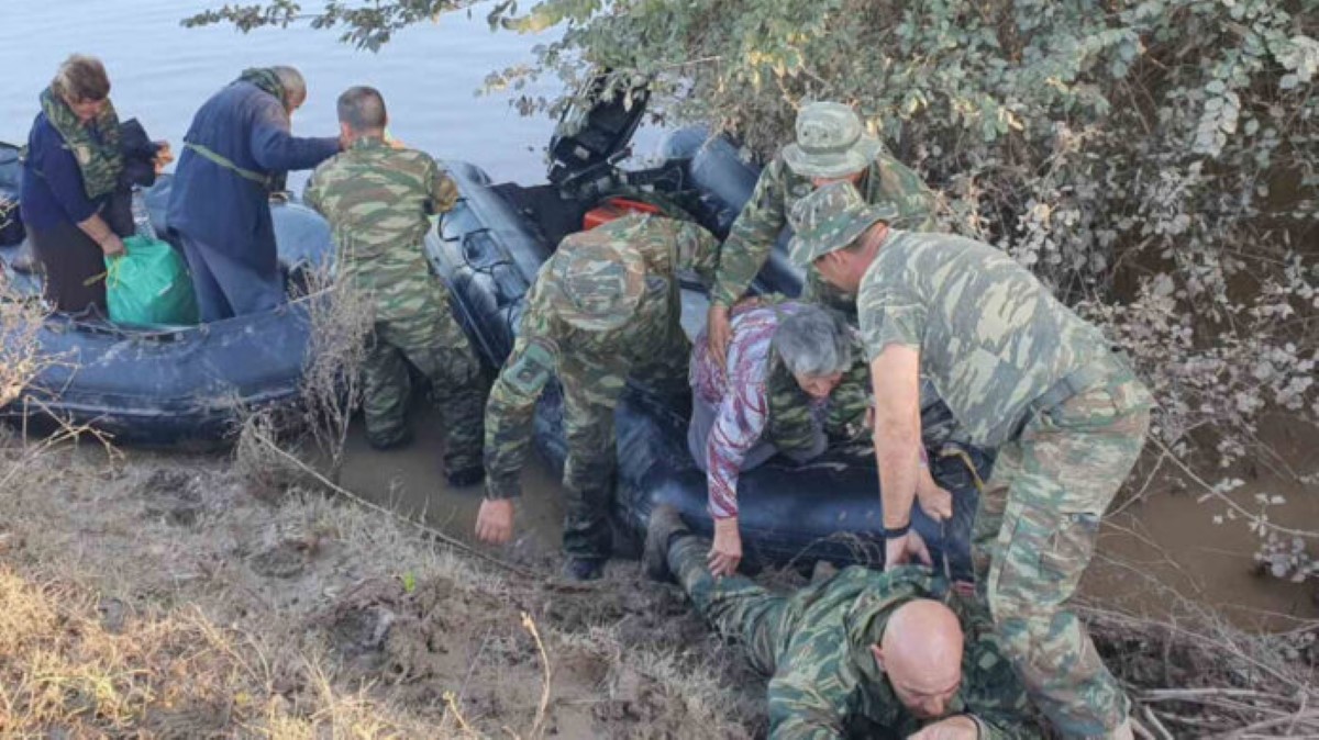 Ποιος είναι ο πεζοναύτης από το Βόλο που ξάπλωσε στις λάσπες για να ...