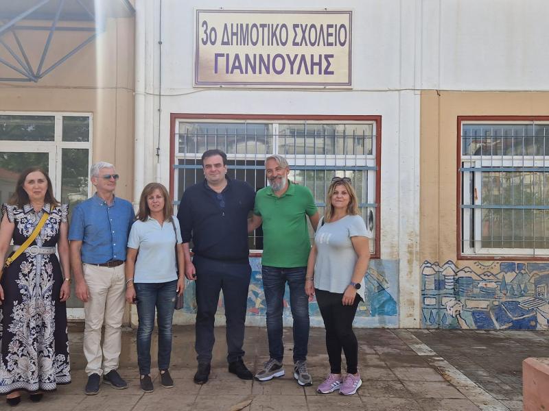 Λάρισα: Ο υπουργός παιδείας Κ. Πιερρακάκης στα πληγέντα σχολεία της ...