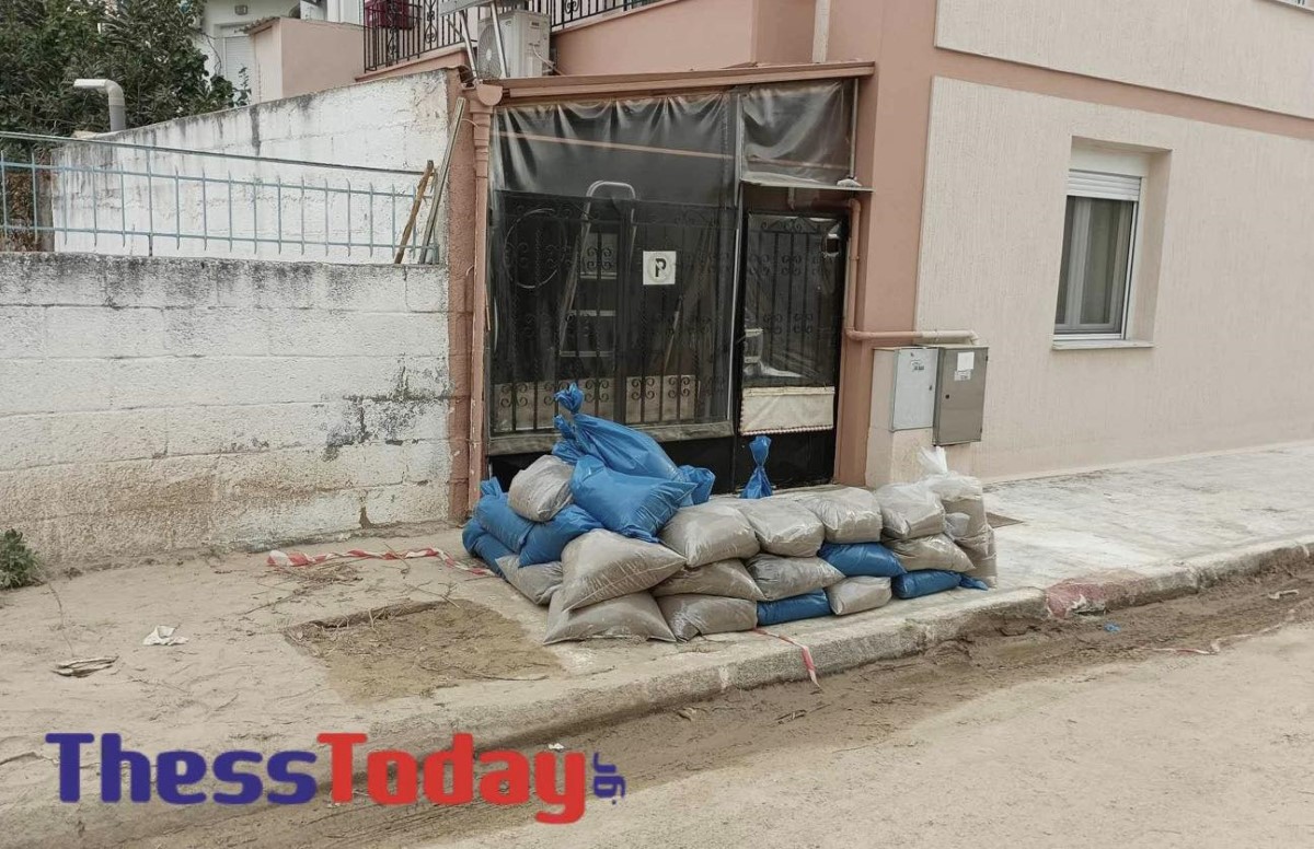 «Φρούρια» οι γειτονιές του Βόλου – Κάτοικοι τοποθετούν σακιά με άμμους ...