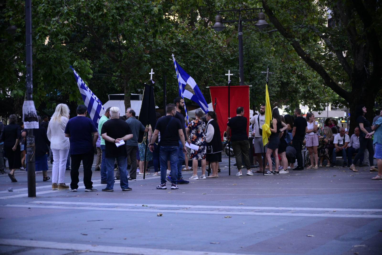 Λάρισα: Με σημαίες και λάβαρα διαμαρτυρήθηκαν για τις νέες ταυτότητες ...