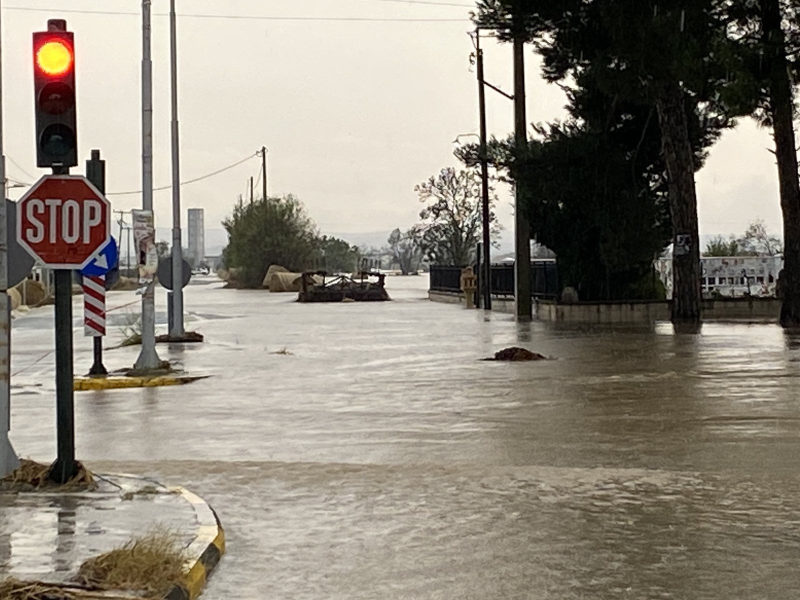 Λάρισα: Έκλεισε λόγω πλημμυρικού φαινομένου ο δρόμος Χάλκης ...