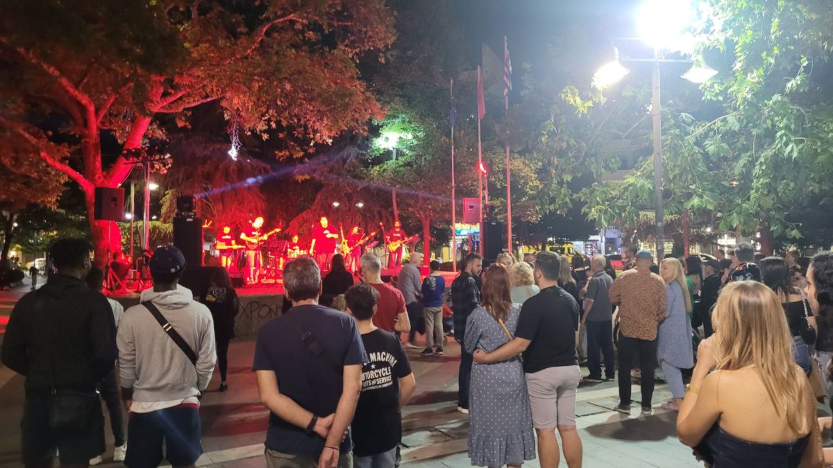 Ψυχαγωγήθηκαν και προσέφεραν οι Λαρισαίοι στη συναυλία αλληλεγγύης με ...