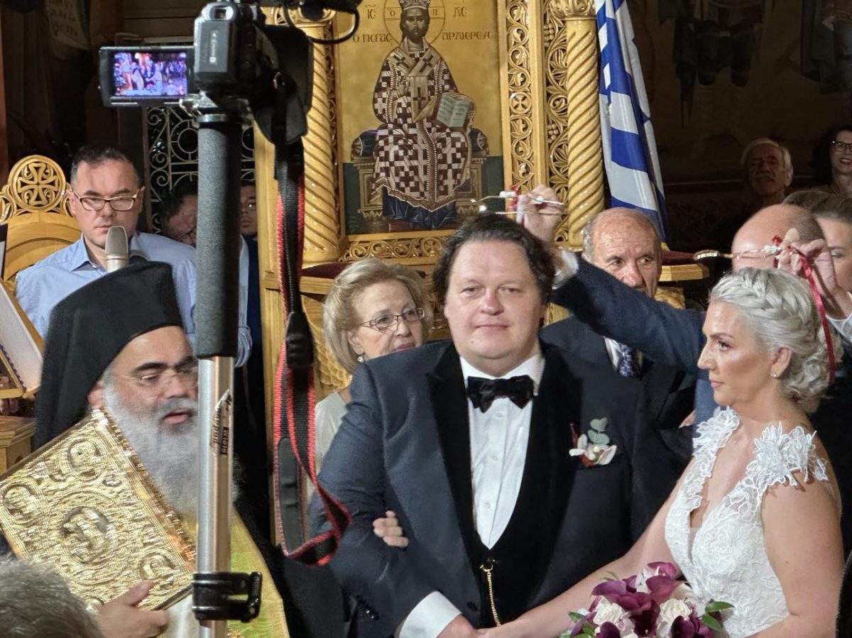 Τα σκαλιά της εκκλησίας ανέβηκε ο γνωστός Λαρισαίος δικηγόρος Θωμάς ...