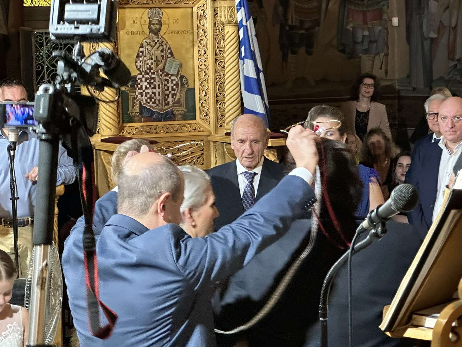 Τα σκαλιά της εκκλησίας ανέβηκε ο γνωστός Λαρισαίος δικηγόρος Θωμάς ...