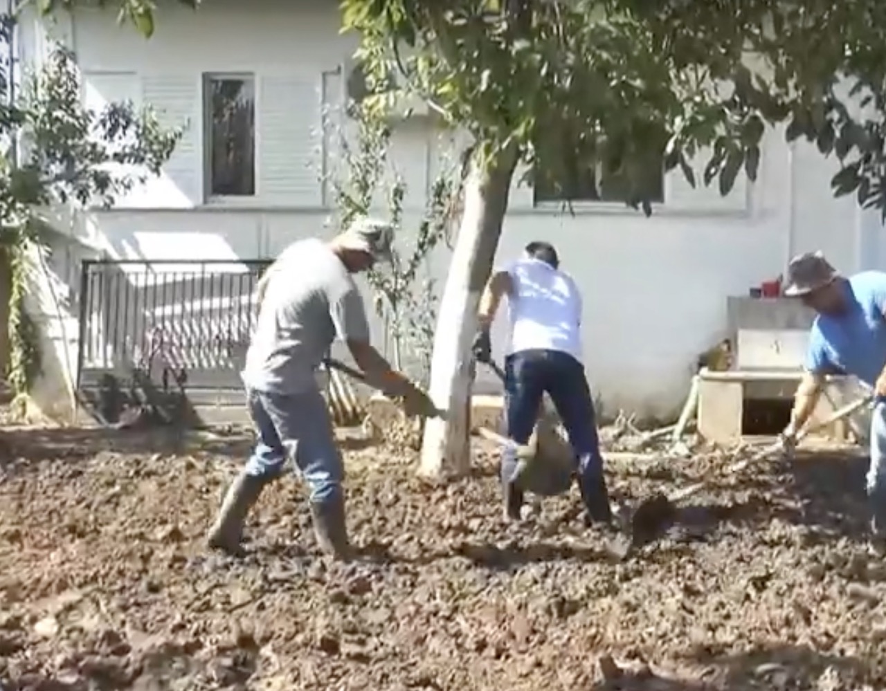 Το χωριό της Λάρισας όπου οι κάτοικοι ακόμη … κολυμπάνε στο βούρκο μέσα ...