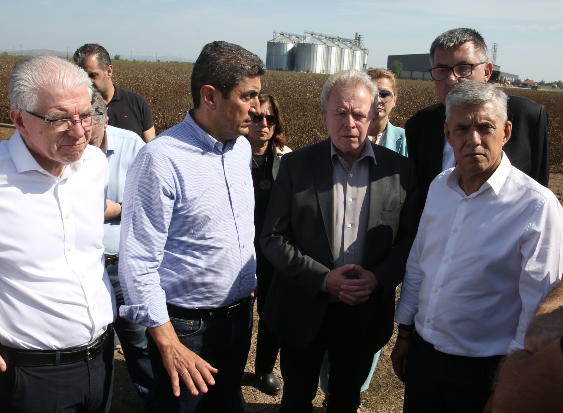 Ο Ευρωπαίος Επίτροπος στη Θεσσαλία: "Η καταστροφή είναι πέραν όσων είχα ...