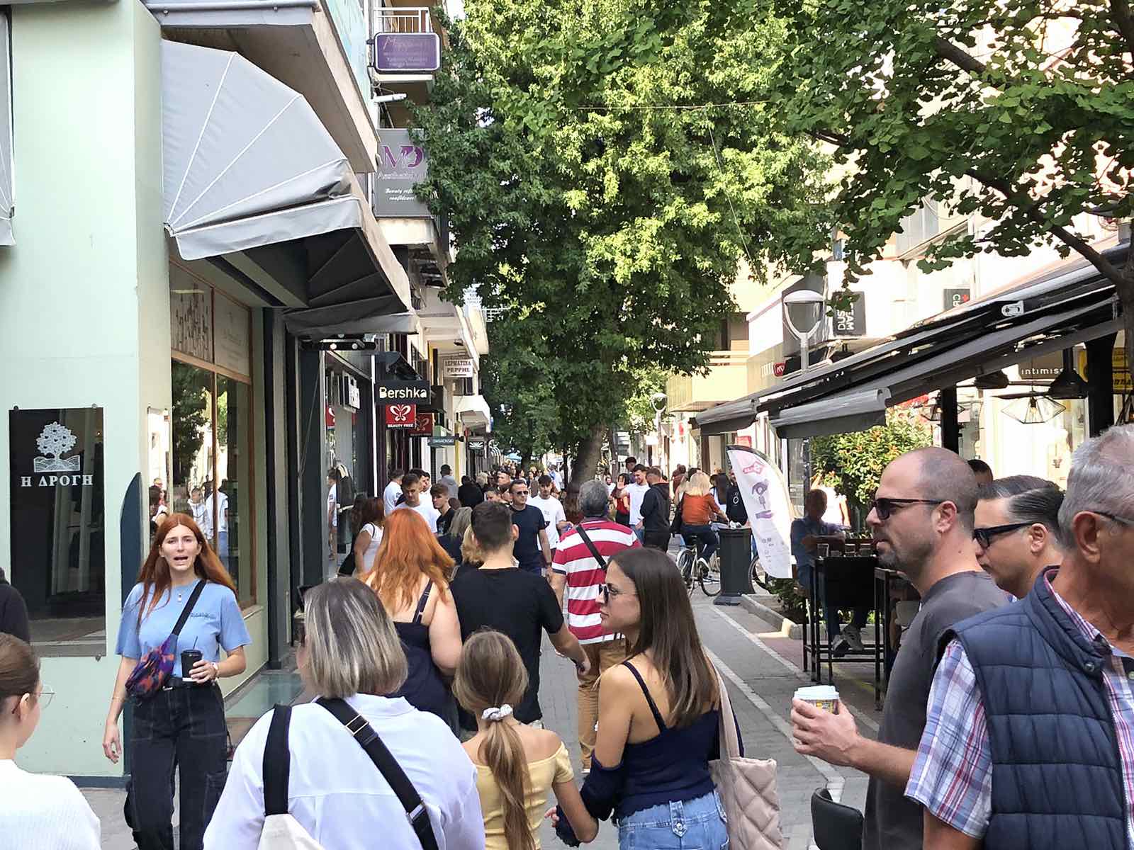 Λαρισαίοι απολαμβάνουν την καλοκαιρία λίγο πριν τις εκλογές ...
