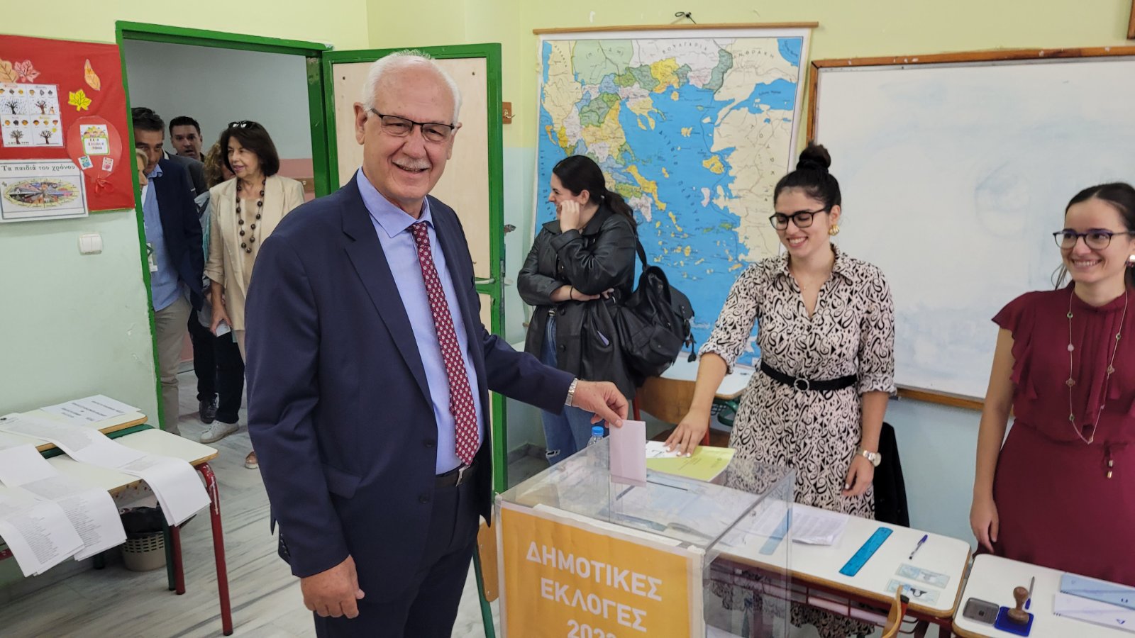 Ευδιάθετος στην κάλπη για να ψηφίσει ο Απόστολος Καλογιάννης: "Είμαστε ...