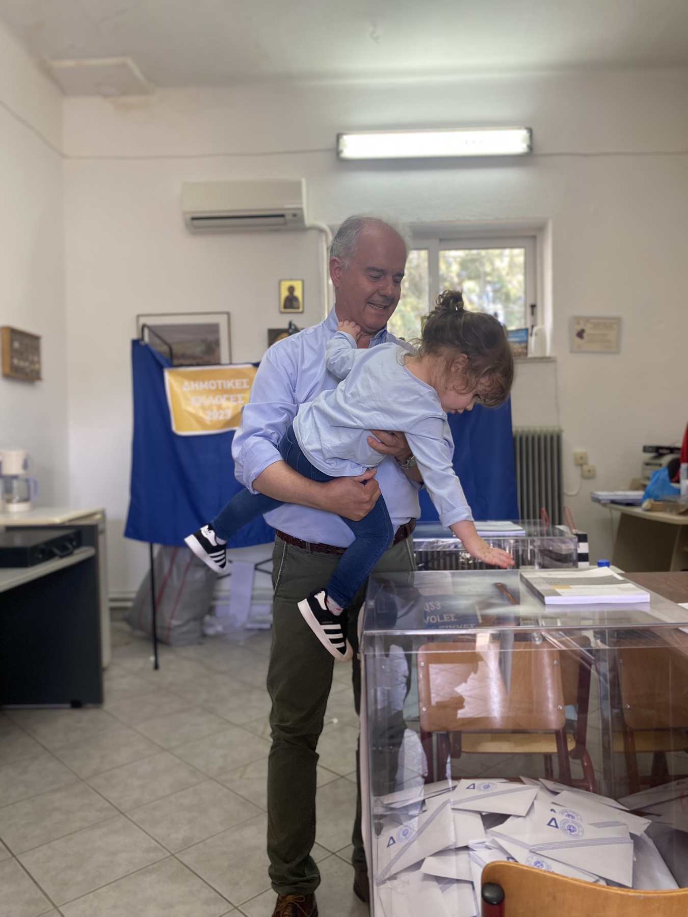 Στην Ελάτεια άσκησε το εκλογικό του δικαίωμα ο Γιώργος Μανώλης ...