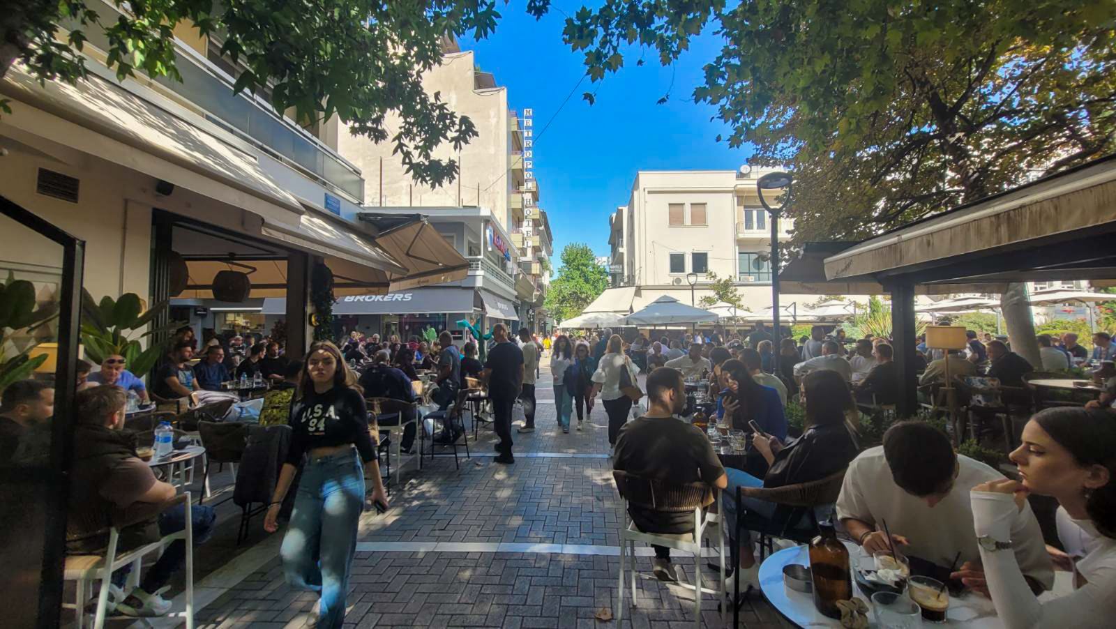 Καλοκαιρινό... Σάββατο: Δεν πέφτει καρφίτσα στις καφετέριες στο κέντρο ...