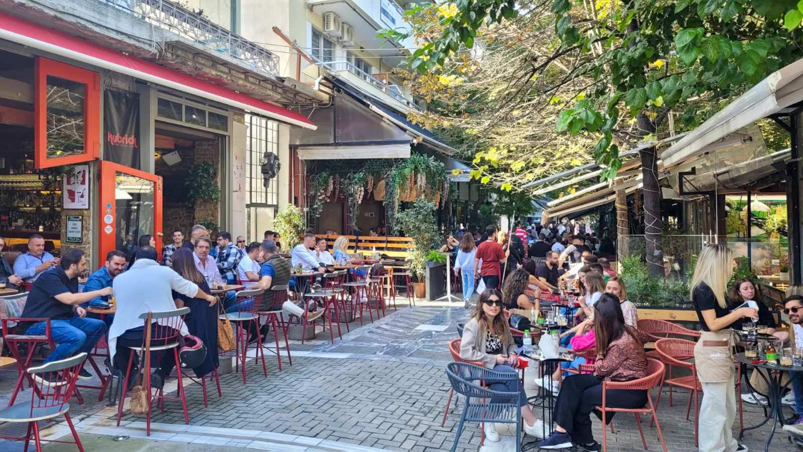 Καλοκαιρινό... Σάββατο: Δεν πέφτει καρφίτσα στις καφετέριες στο κέντρο ...
