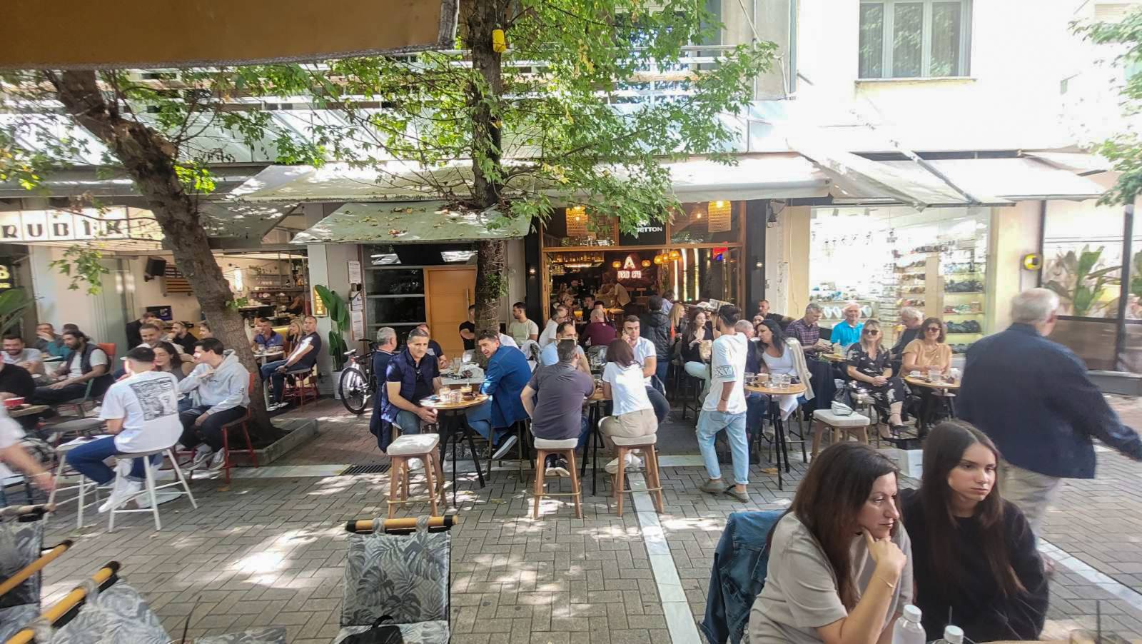 Καλοκαιρινό... Σάββατο: Δεν πέφτει καρφίτσα στις καφετέριες στο κέντρο ...