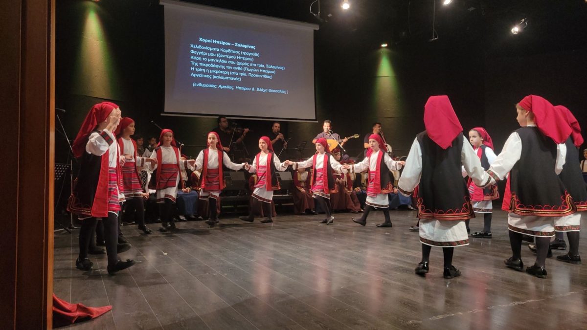 Σε παραδοσιακούς ήχους χόρεψαν οι μαθητές Λυκείου των Ελληνίδων (φωτό ...