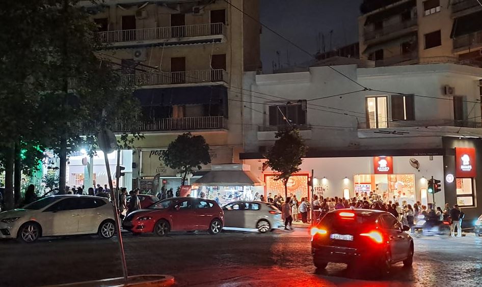 Κοσμοσυρροή για ένα τσάμπα πιάτο μακαρόνια – Εκλεισαν δρόμοι, ουρές ...